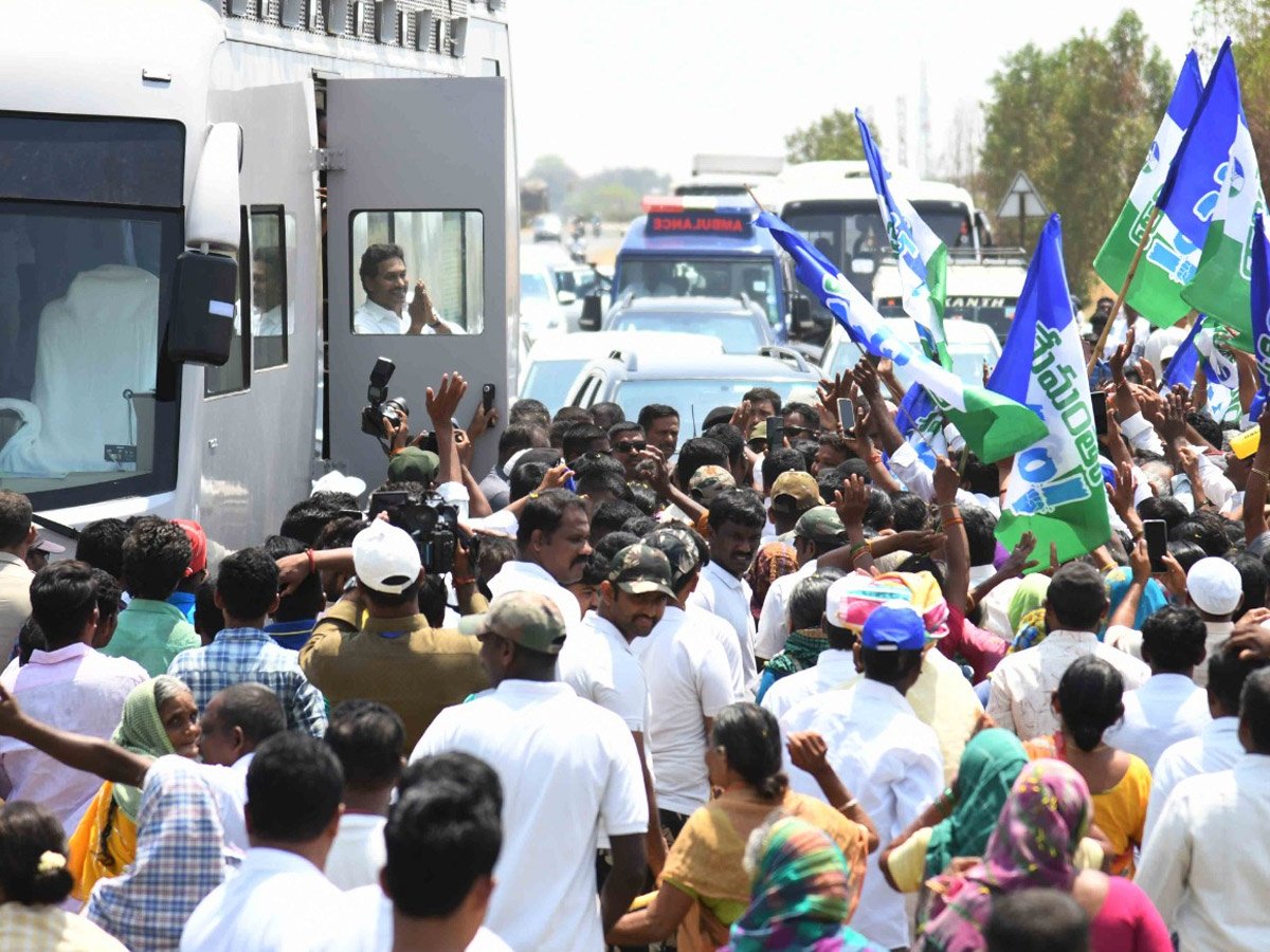 CM YS Jagan Nandyal Bus Yatra: సమరోత్సాహం.. జన సముద్రంలా నంద్యాల.. (ఫొటోలు) | Andhra Pradesh ...